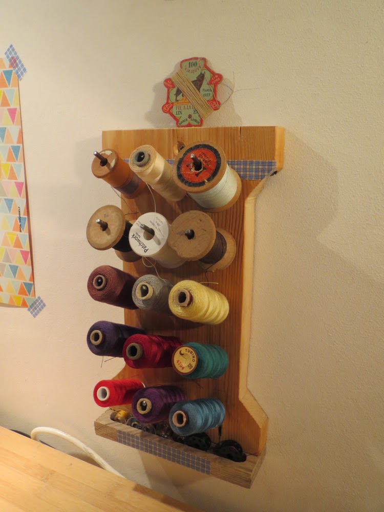 L'atelier de Kiku: Porte-bobines en bois, en forme de bobine de fil