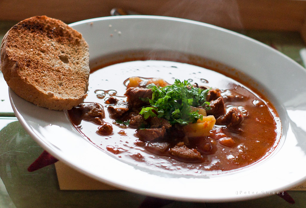 Unkarilainen gulassikeitto