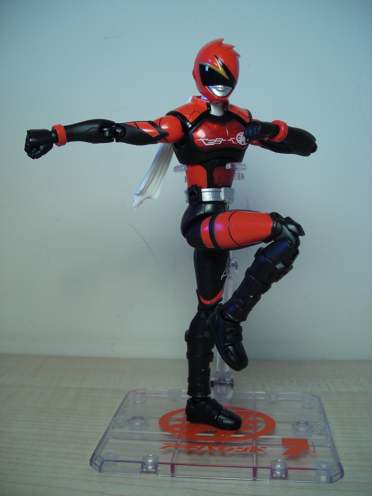 My Shiny Toy Robots: Toybox REVIEW: S.H. Figuarts Akiba Red