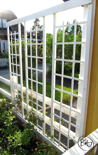 Birgitta Lind keramik BIGs Hem och Hantverk: spaljé med blåa klematis