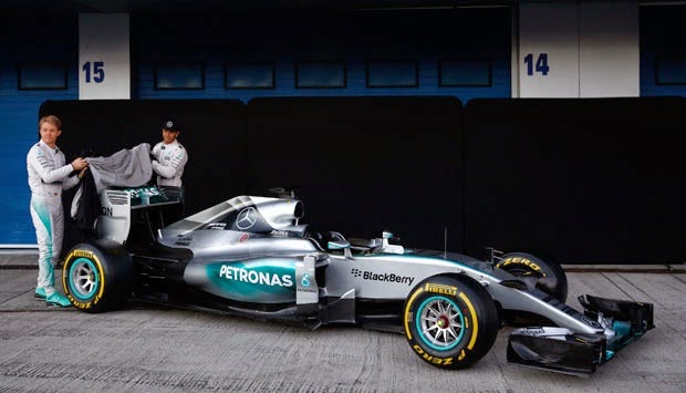 Gambar pasukan F1 Mercedes memperkenalkan kereta terbarunya