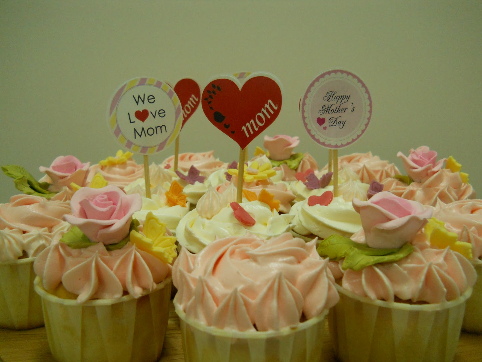 THE BEST CAKES IN TOWN: HAPPY MOTHER'S DAY CUPCAKES