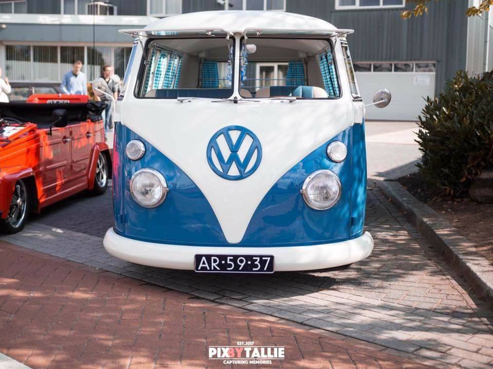 Kombi - Azul e Branco - Carro Luxuoso