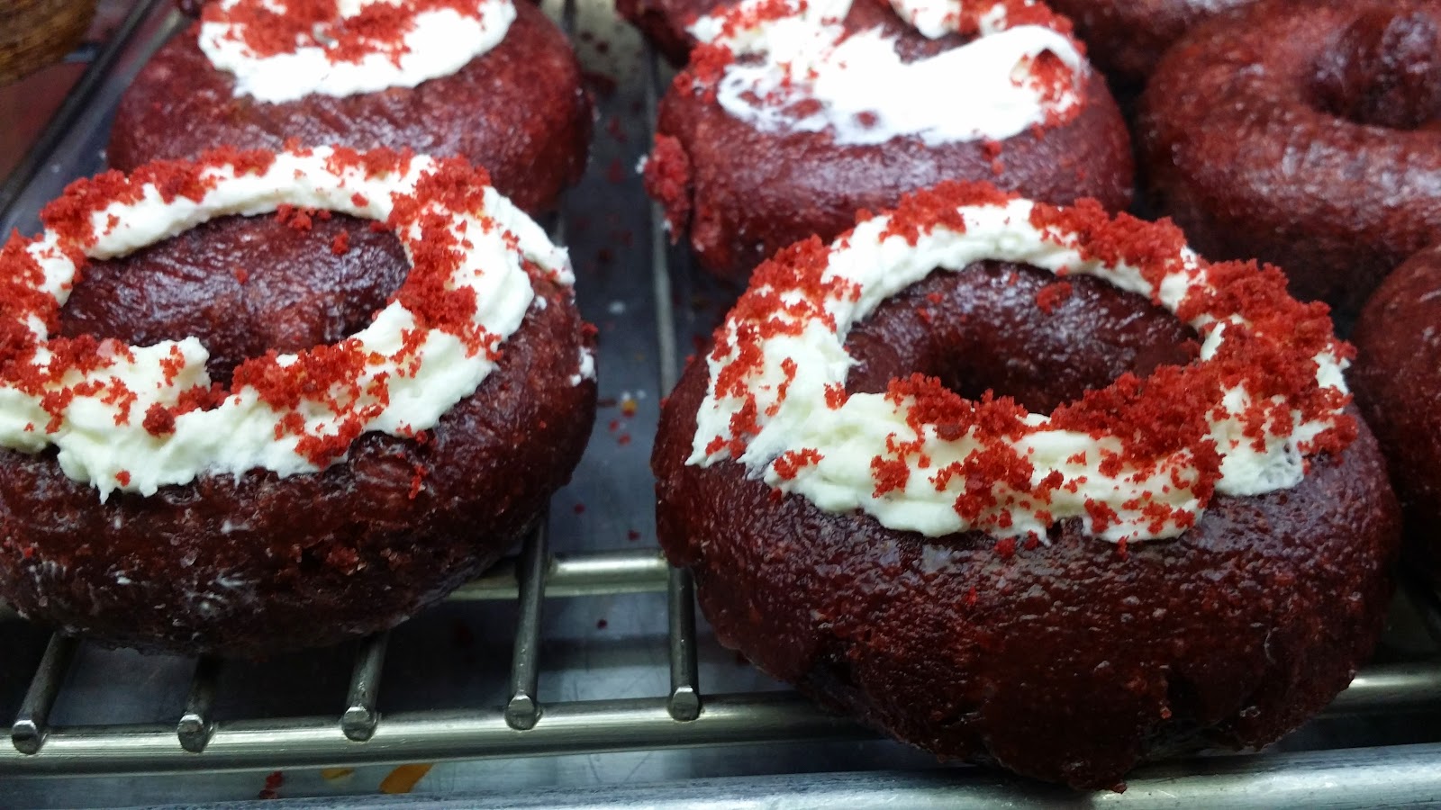 BEAUTIFULLY HANDCRAFTED DONUTS & CRONUTS / DOSSANTS @ FRIENDLY DONUTS ...