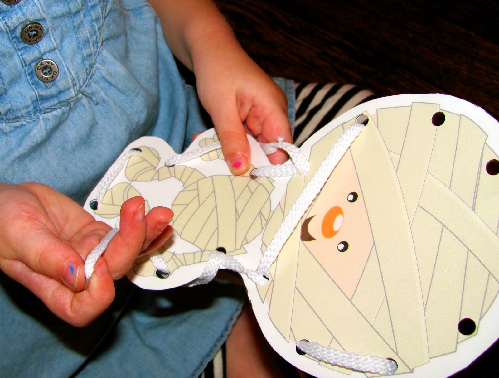 ohcakecake: DIY Toddler Halloween Lacing Cards in 15 Minutes