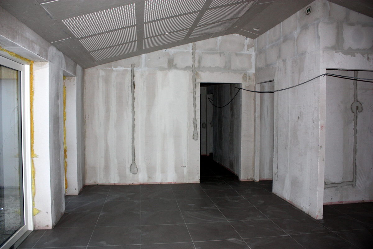 HusCompagniet på Kærhavebakken: Fliser er lagt