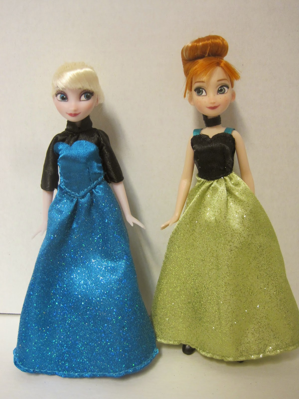 Never Grow Up: A Mom's Guide to Dolls and More: Frozen Mini Doll Set Review