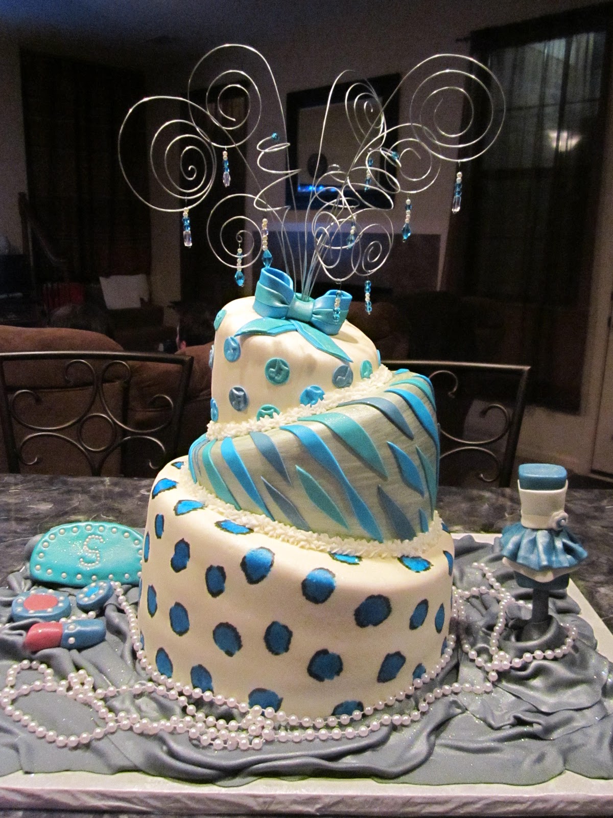 MyMoniCakes: Fashion Design Topsy Turvy Cake