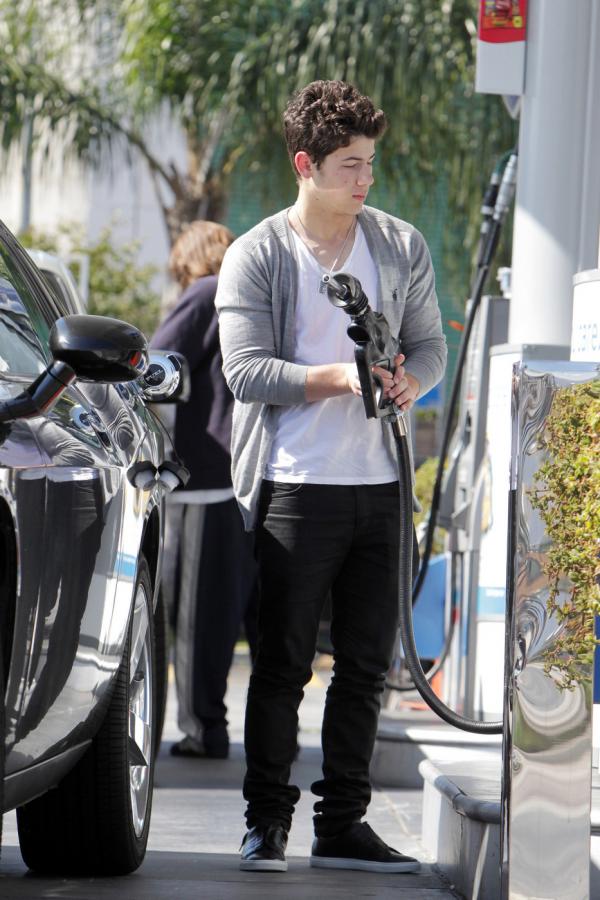 The Jonas Blog: Nick Jonas en la gasolinera