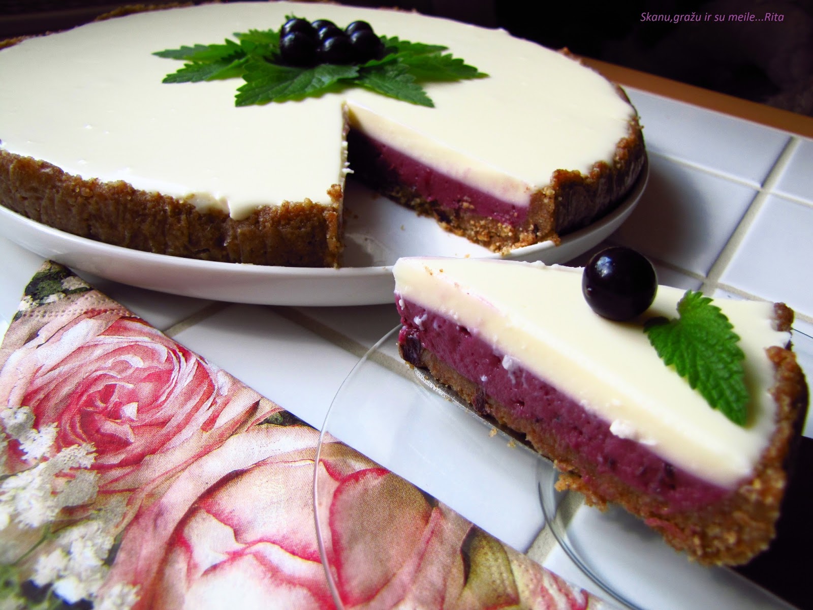 Ritos receptai : Nekeptas juodųjų serbentų ir grietinėlės tortas