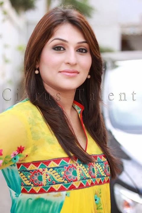 Quratulain Hassan Pakistani News Anchor very hot and beautiful stills ...