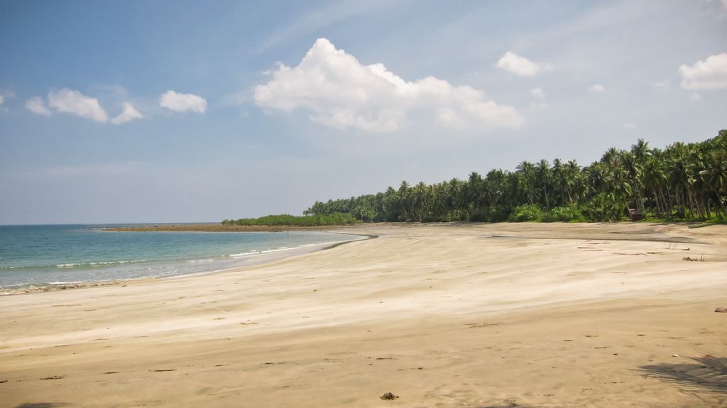 BEACHES AND CHURCHES: BINOGAWAN BEACH, SAN POLICARPO, E. SAMAR AND THE ...