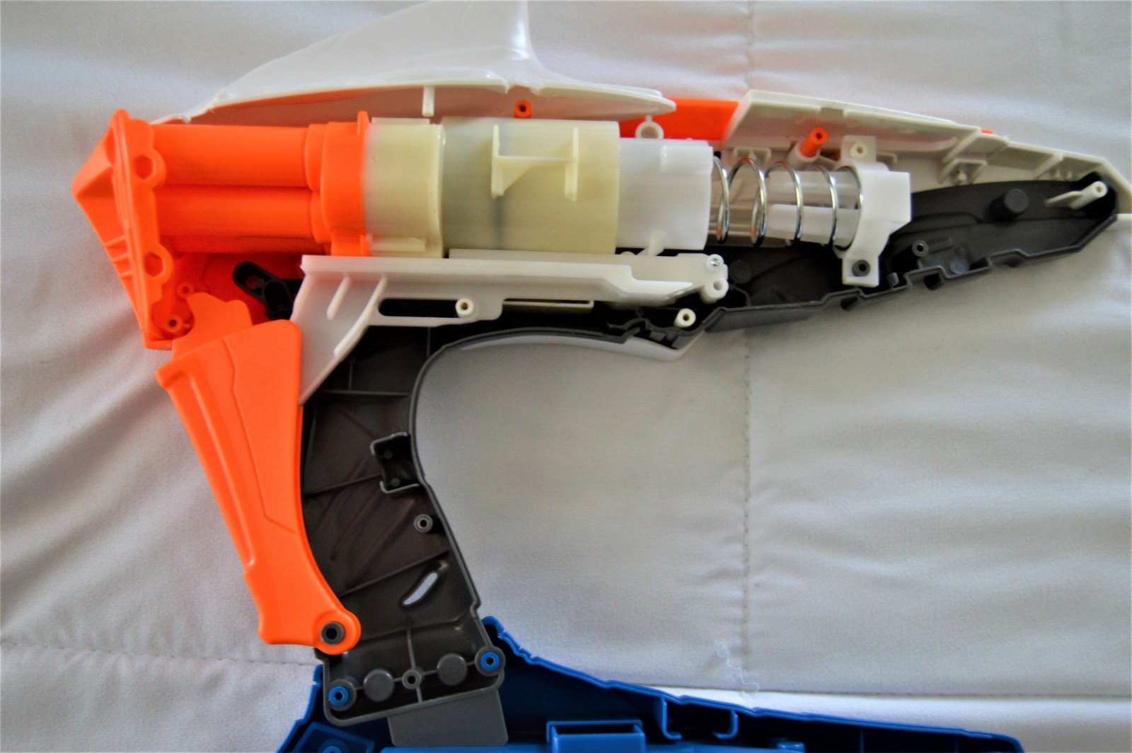 StudioYale: Nerf Alien Menace Voidcaster Review (8/10)