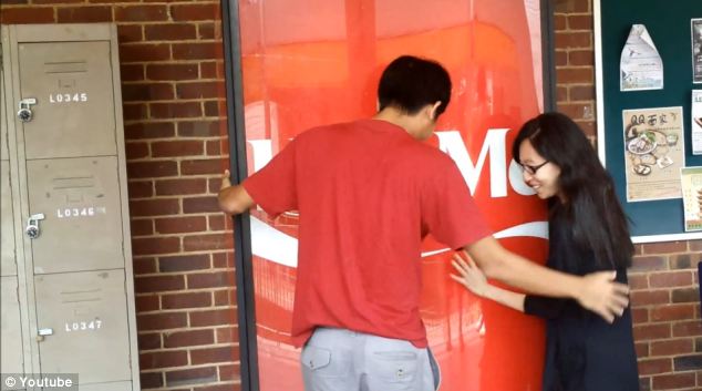Mind Blowing Resources: Give us a hug: The Coca-Cola vending machine ...
