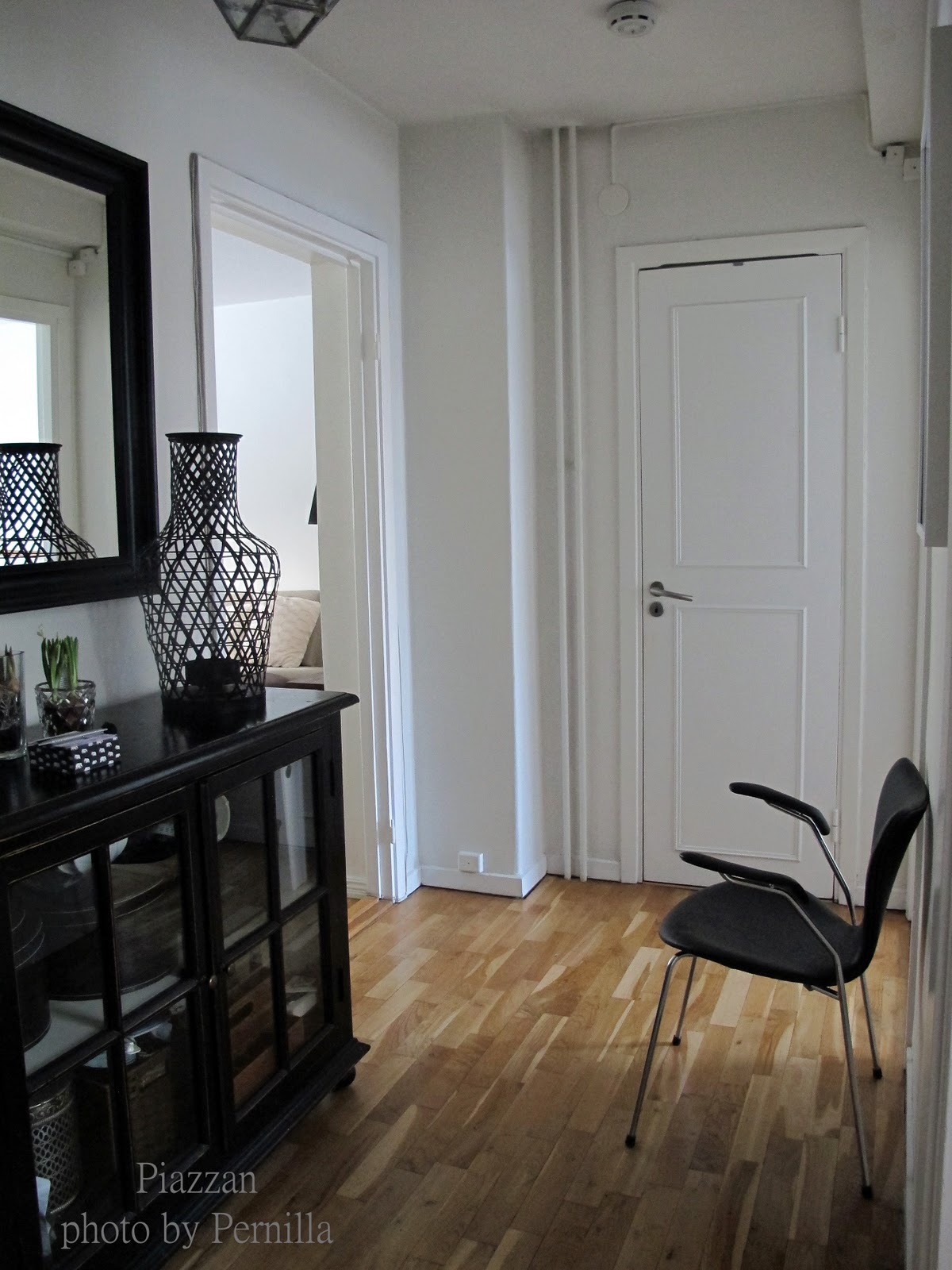 Piazzan: Svart och vit inredning i min hall....