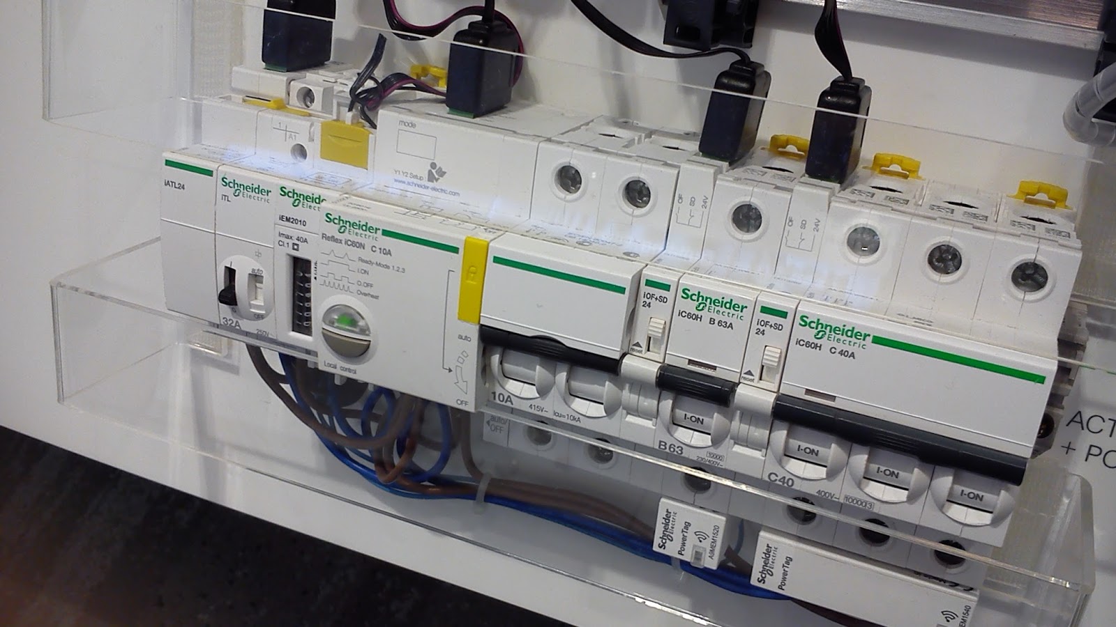 Green Data Center Design and Management: Showroom Tour for the Latest ...