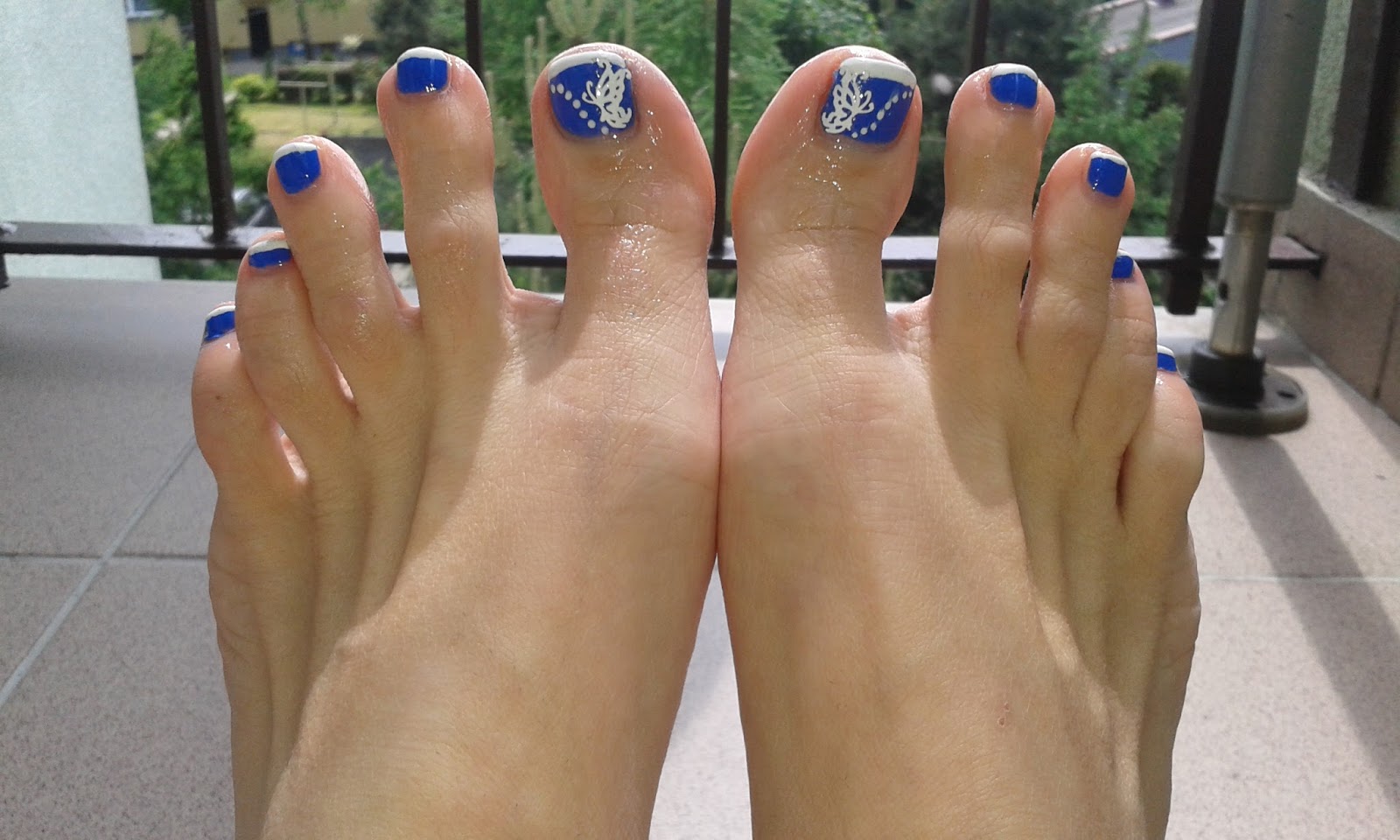 Kolorowe paznokcie: Stopy - french niebiesko biały, Bell Fashion Colour ...