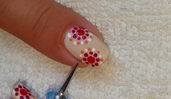 Life World Women: Colorful Summery Dotticure Nails