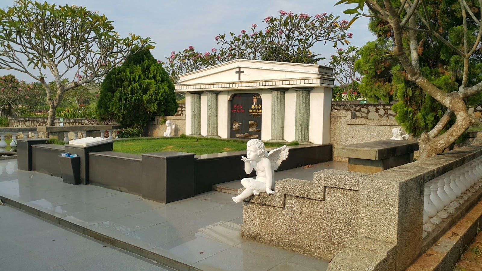 Pemakaman terbaik ( Graha sentosa memorial park)