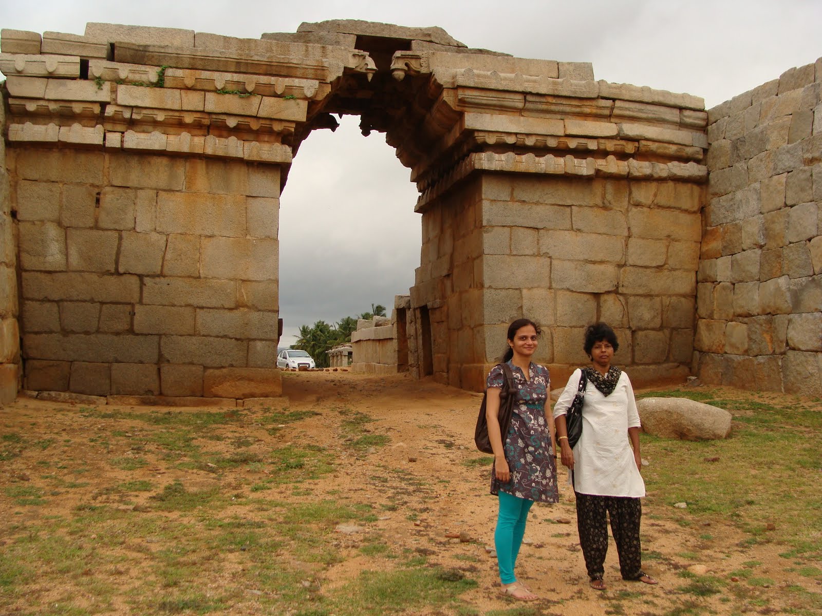 INDIA BACKPACKER: Circuits around Hampi.....Fortifications