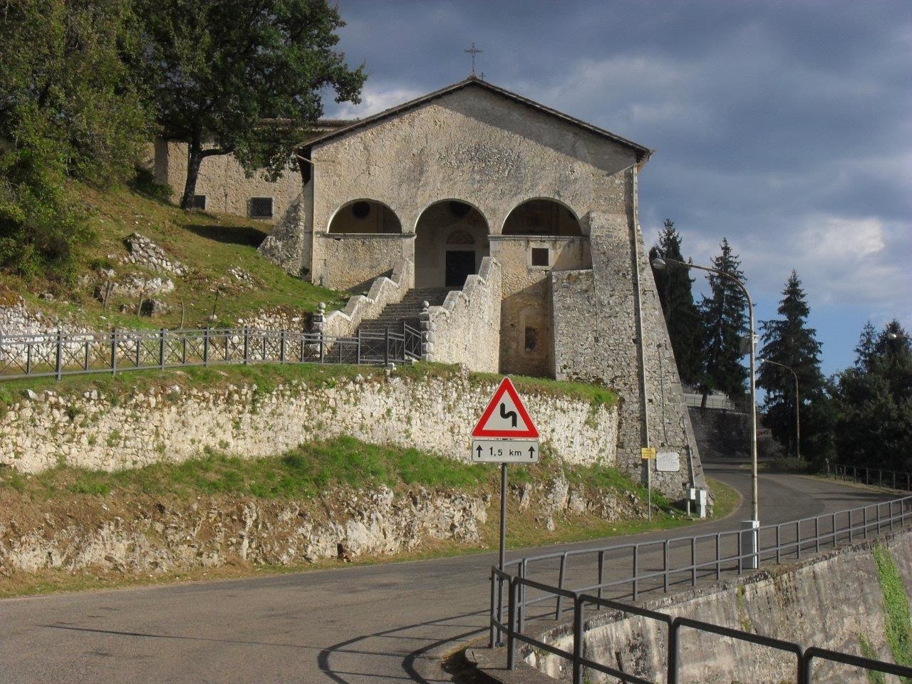 Tabernacoli italiani: Settefrati. Madonna allattante e Croce