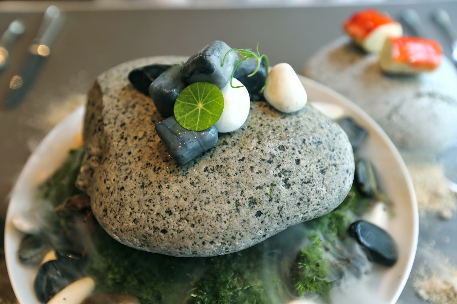 吃喝玩樂 - Diary of a Growing Boy: Lunch on the rocks