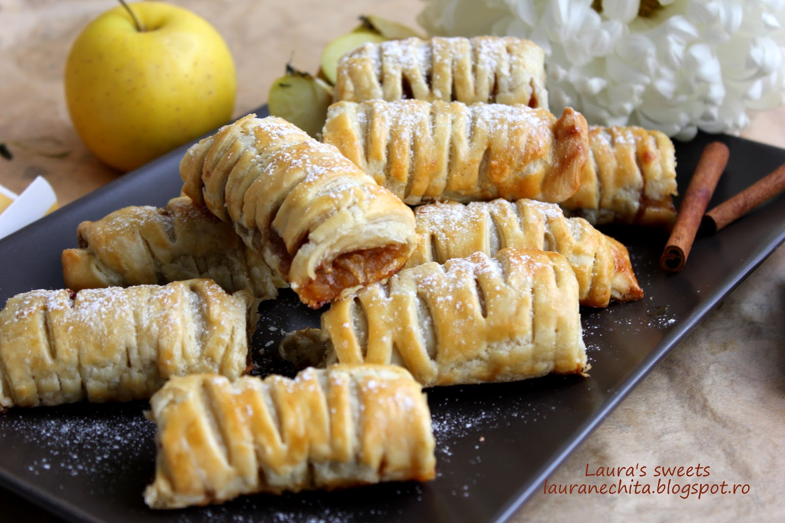 Strudel cu mere - LauraSweets.ro