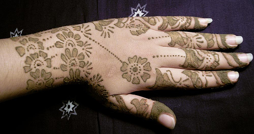 Cool Mehndi Designs on Back Hand