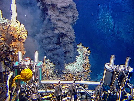 Sobre esto y aquello: Fumarolas submarinas, bioenergía y origen de la vida