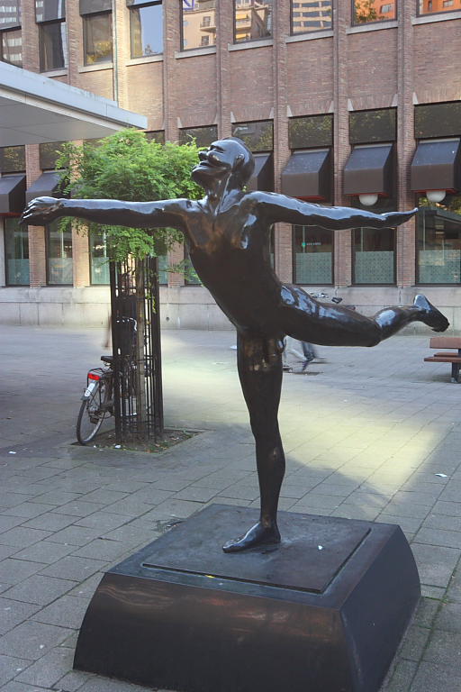 clog blog: Rotterdam: City of Statues