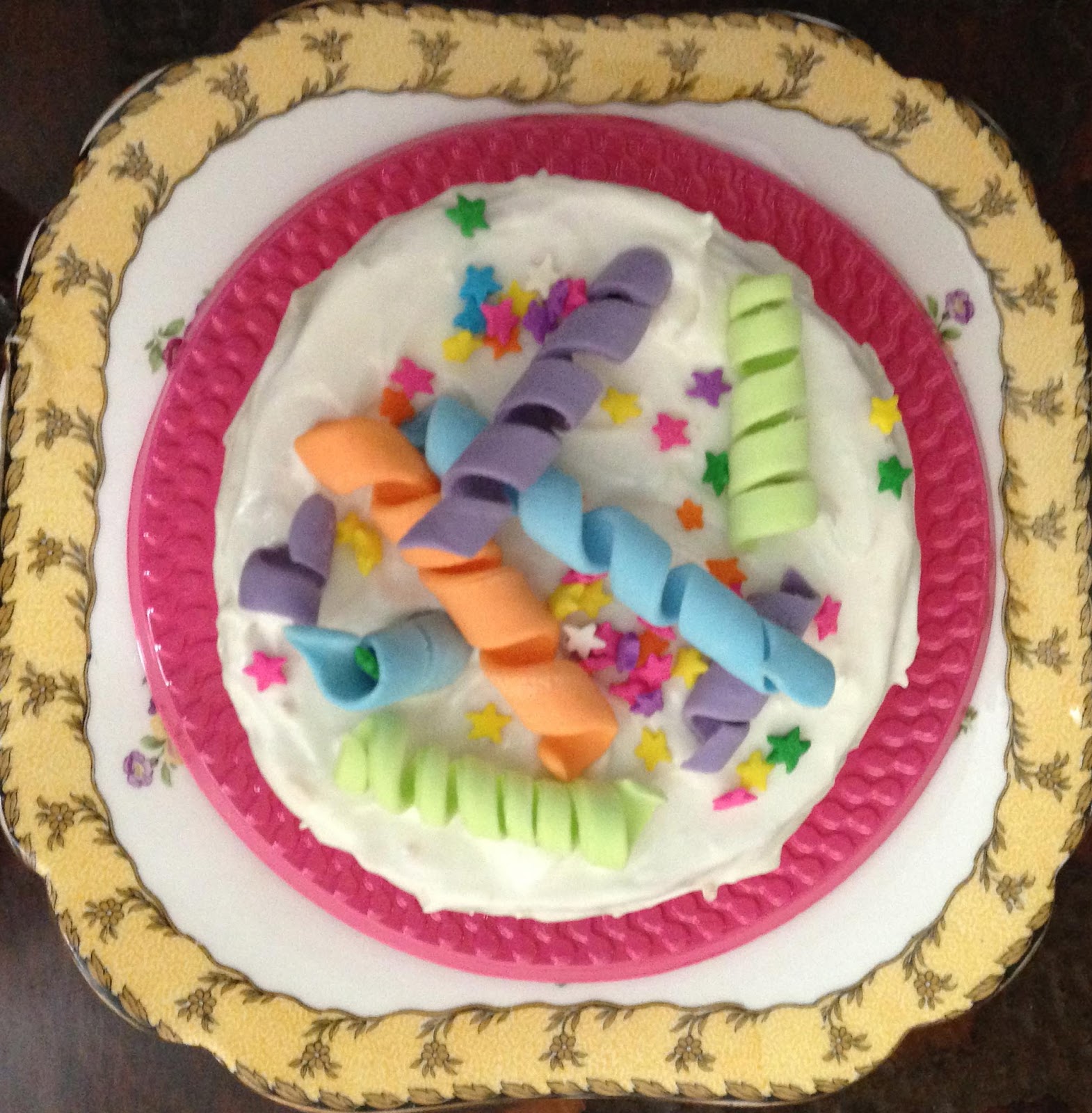 MY LITTLE PARTY PLANNER: Celebration streamer decorations for your cake