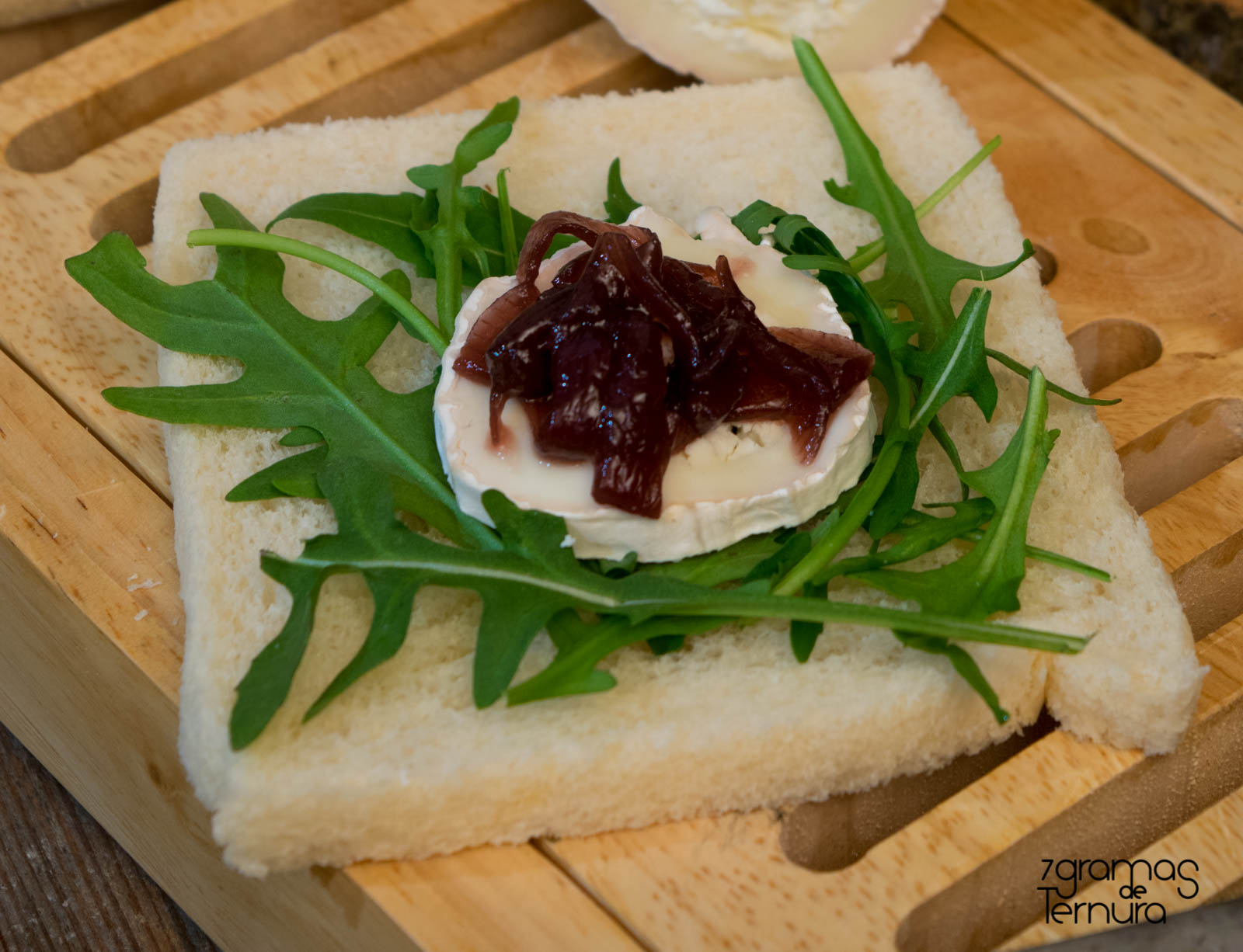 Tarteletes de Pão com Queijo de Cabra e Compota de Cebola | 7gramas de ...