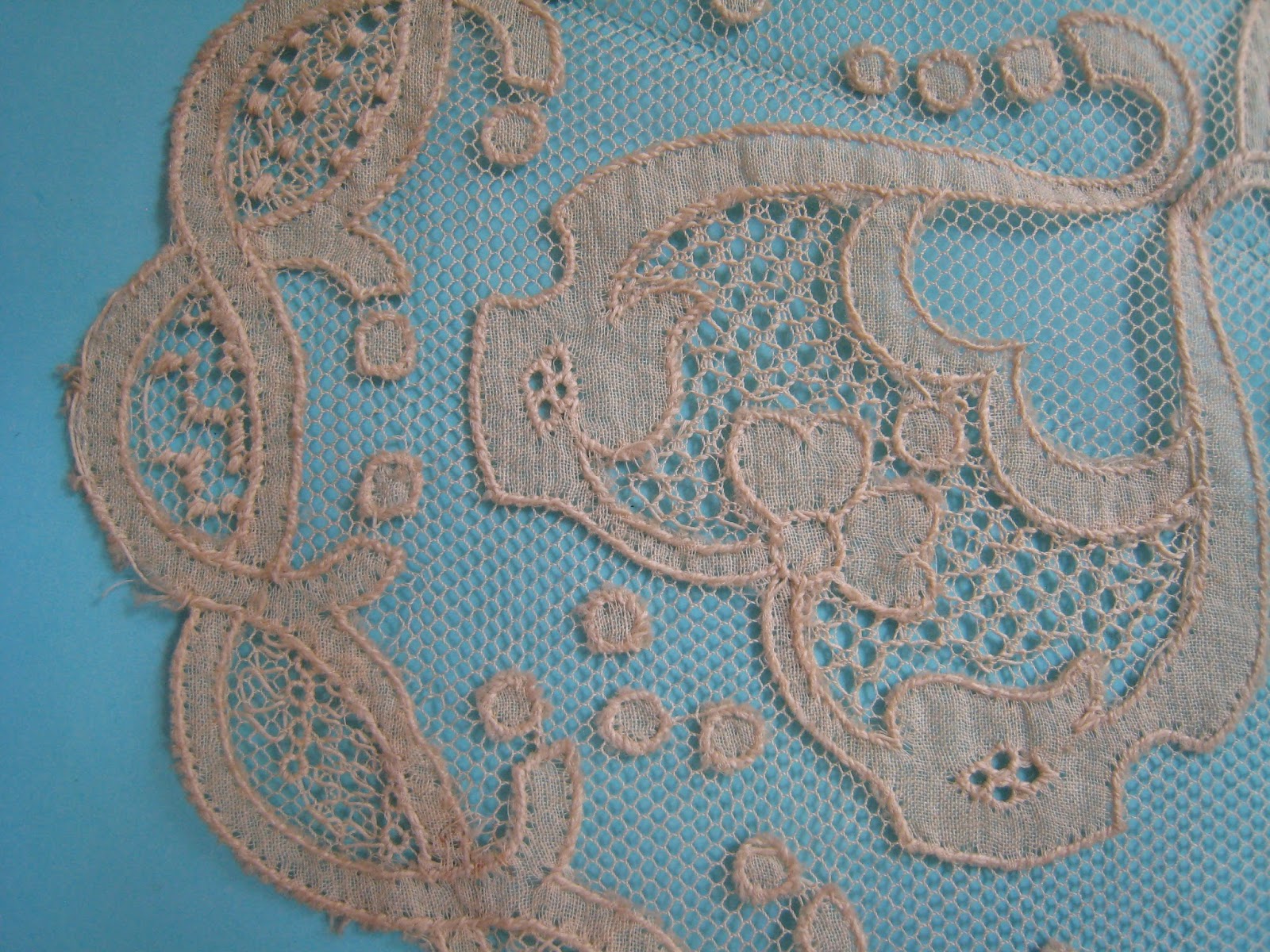 lacethread: Working Carrickmacross lace