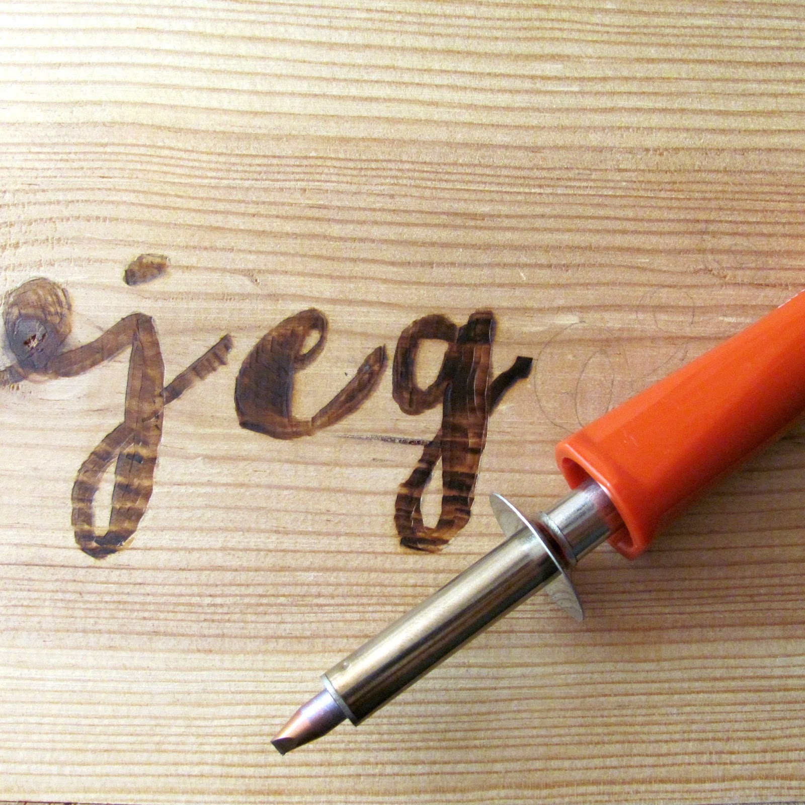 Komoda Pomysłów: Jak używać pirograf? Czyli moje pierwsze wzory na drewnie