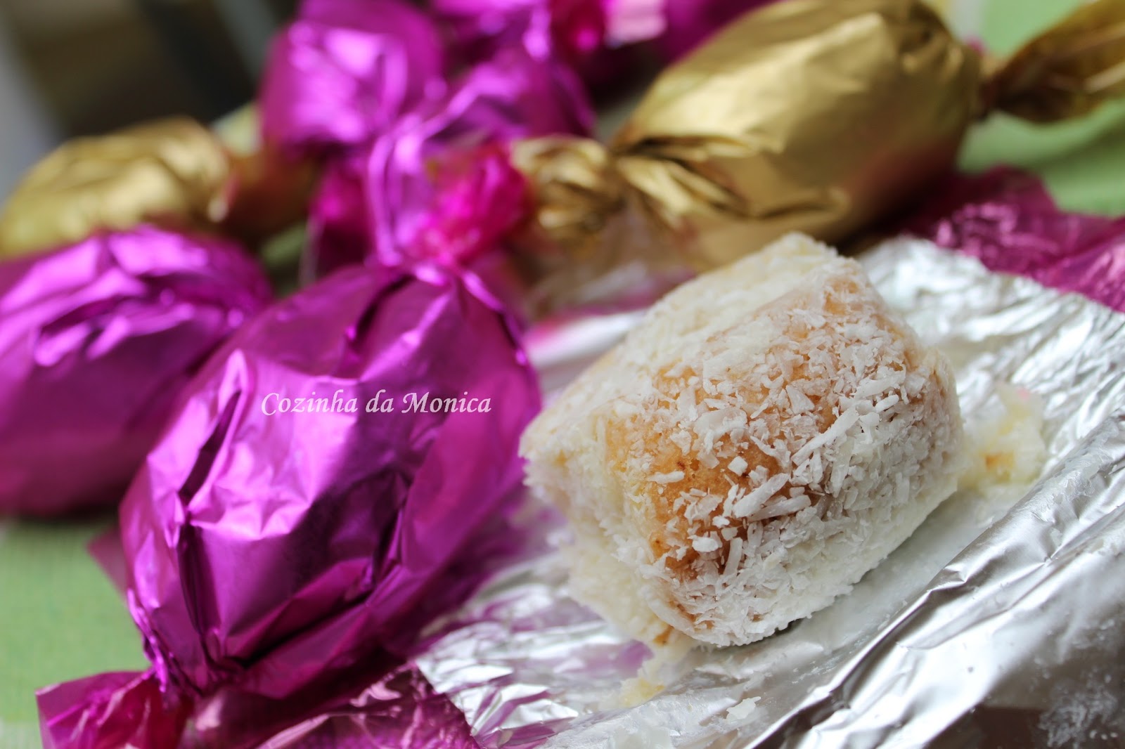 COZINHA DA MONICA: Bolo gelado de coco embrulhado.