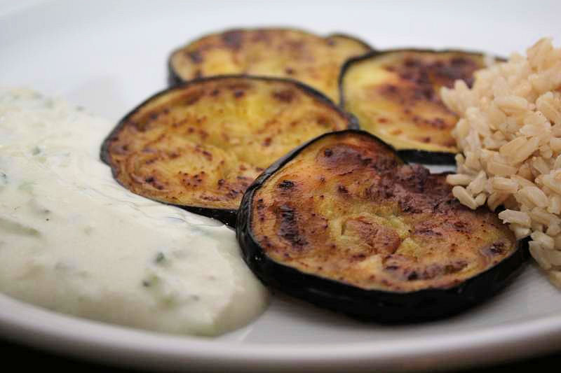 Gebratene Auberginen mit Tzatziki - Kirschbiene kocht