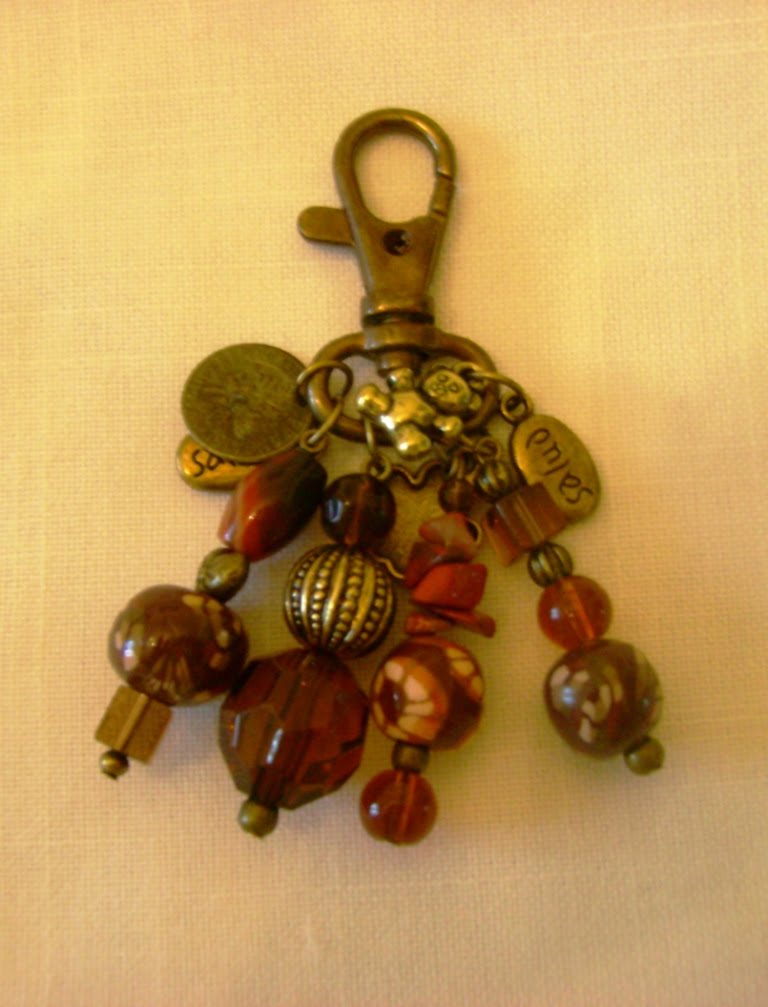 SOLO LO HACE SOLE: CUELGA BOLSOS, LLAVERO, PARA MOCHILAS....