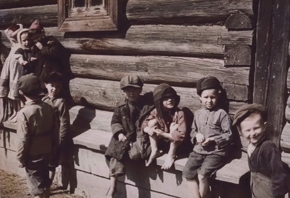 Amazing Pictures Capture Everyday Life in Soviet Villages During WWII ...