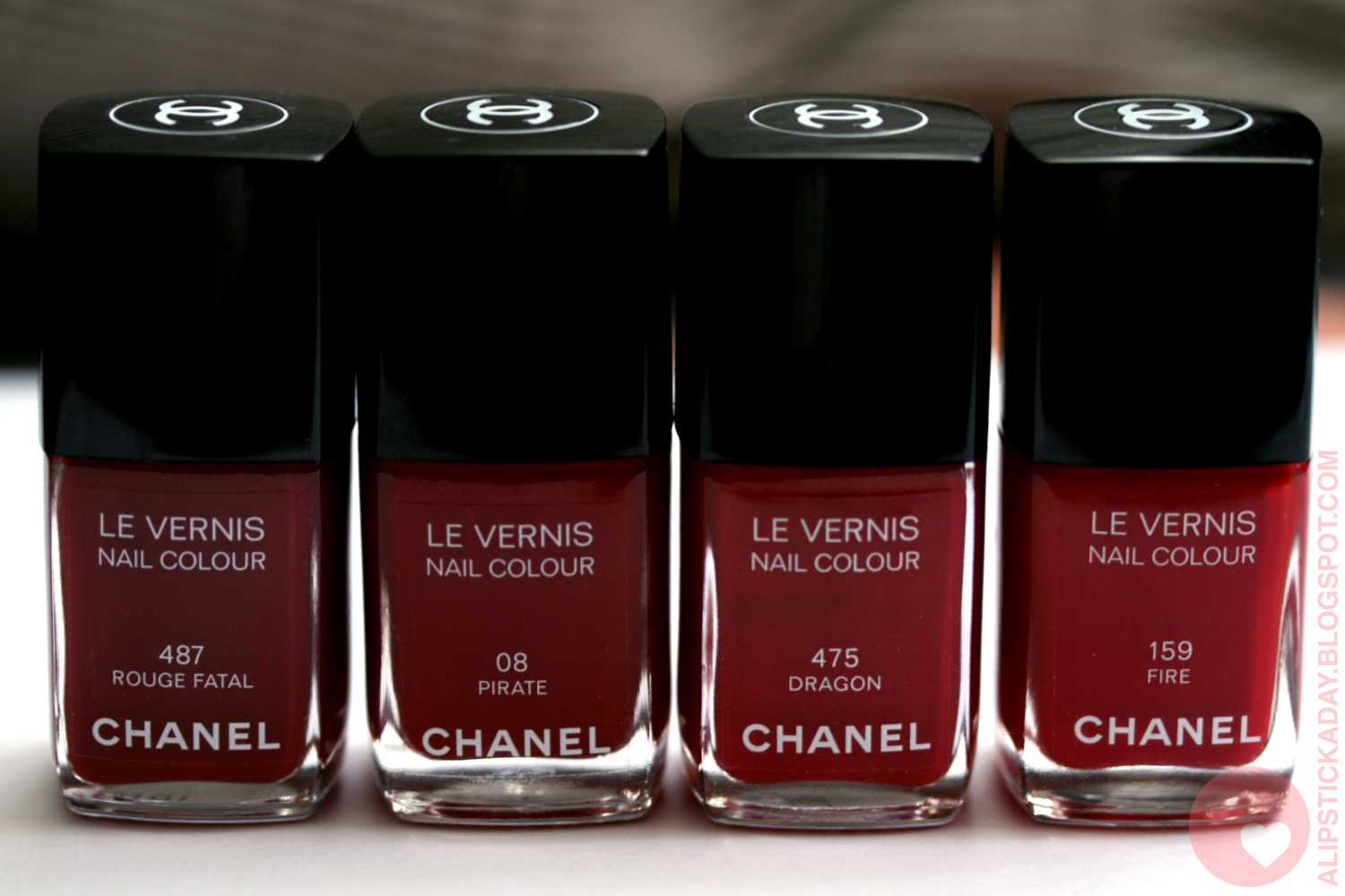 A LIPSTICK A DAY | Nails of the day #5 - Chanel Le Vernis in Pirate