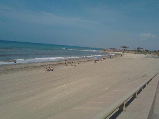 Ocio a los 40: Disfruta la playa de la Urbanización El Toyo, Almería.