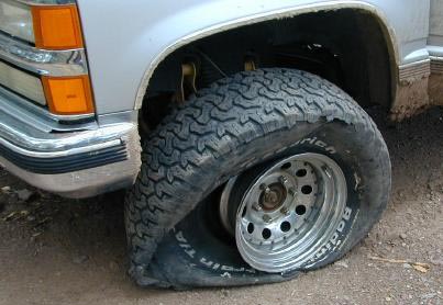 Lakukan Ini Ketika Ban Mobil Meletus Saat Berkendara - mas goglee