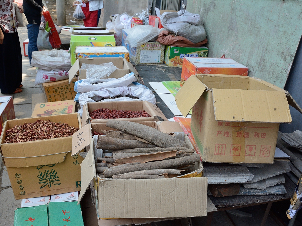 Tom and Margot's Adventures in Photography: Fahaisi Market and Temple