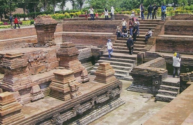 go for a walk: Situs Trowulan dan Museum Purbakala Trowulan, Jawa Timur