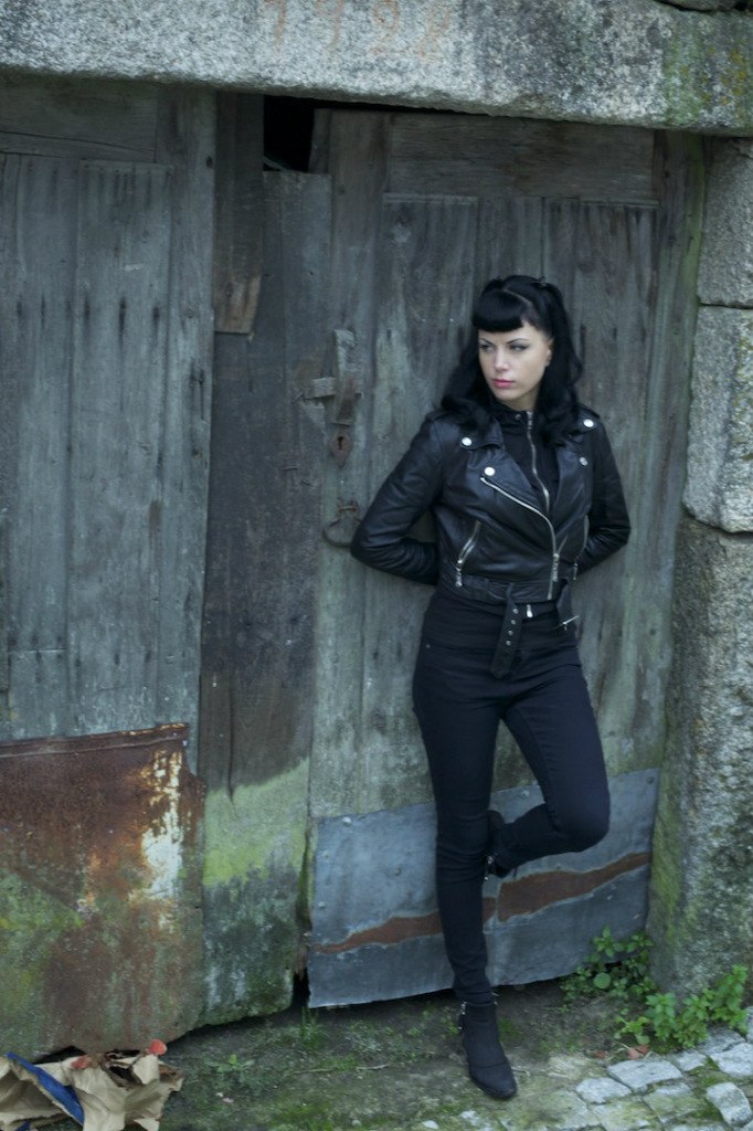 Leather Beauty: Music Post-Messer Chups