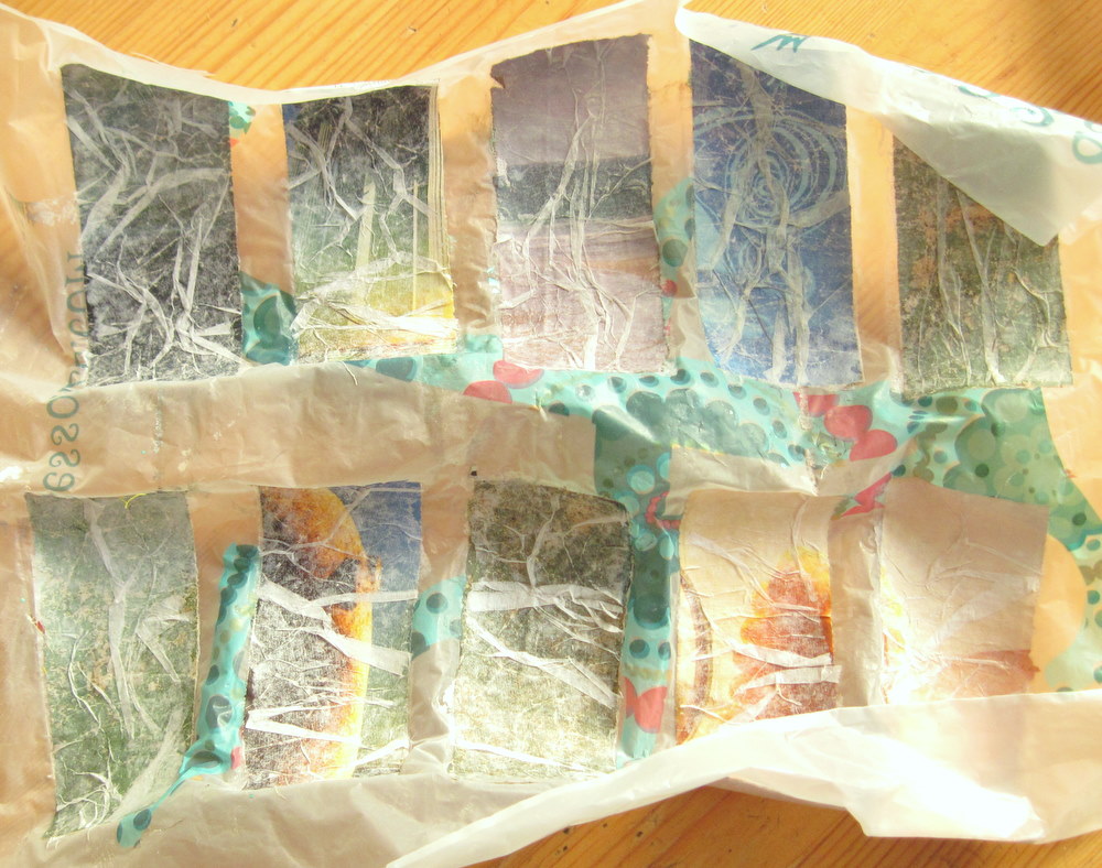 Helen Smith : Artist, Maker: Making textured paper backgrounds... part 1