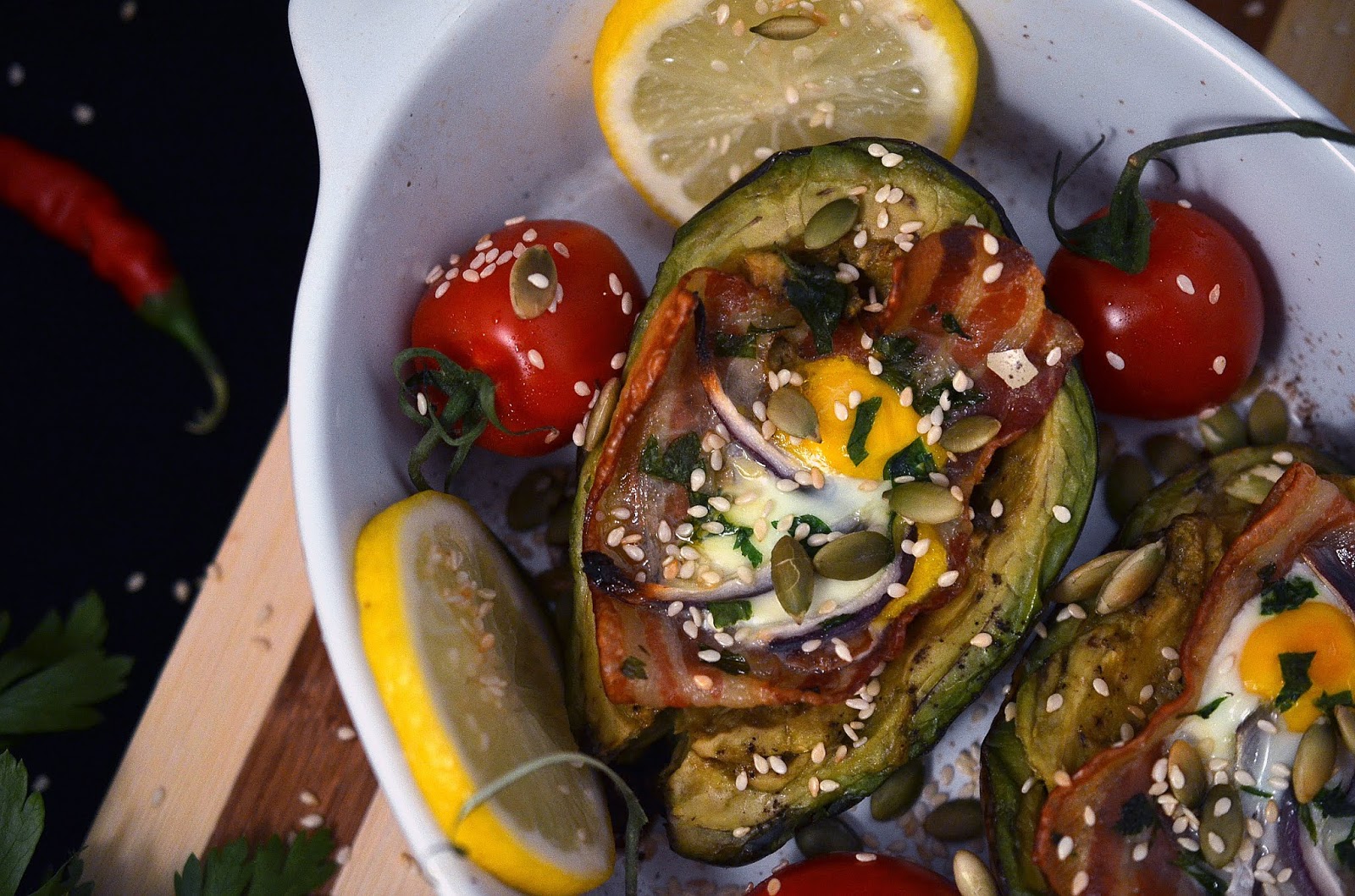 Avocado copt cu bacon si oua de prepelita – Alexandra’s kitchen