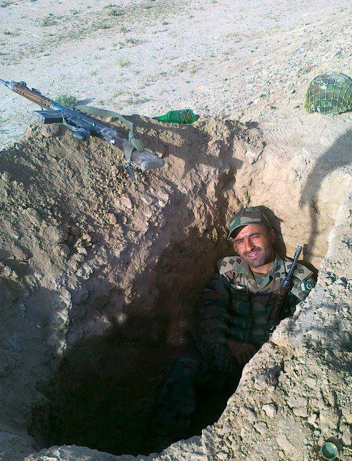 Pakistan Army Soldier During Trench Digging - All About Pakistan Army ...