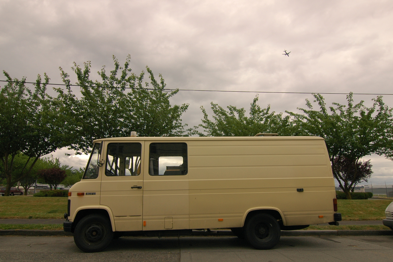 OLD PARKED CARS.: 1983 Mercedes-Benz 407D.