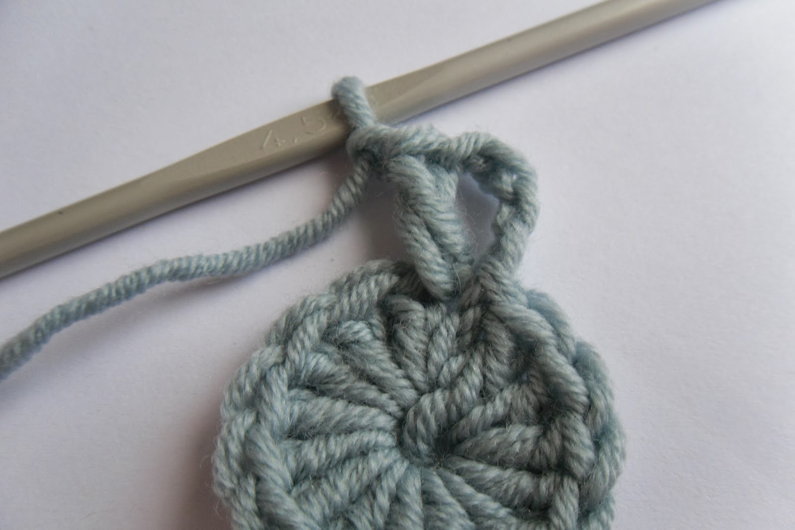 My Crazy Mad World: Fabulous Flat Crochet Flowers...Tutorial...