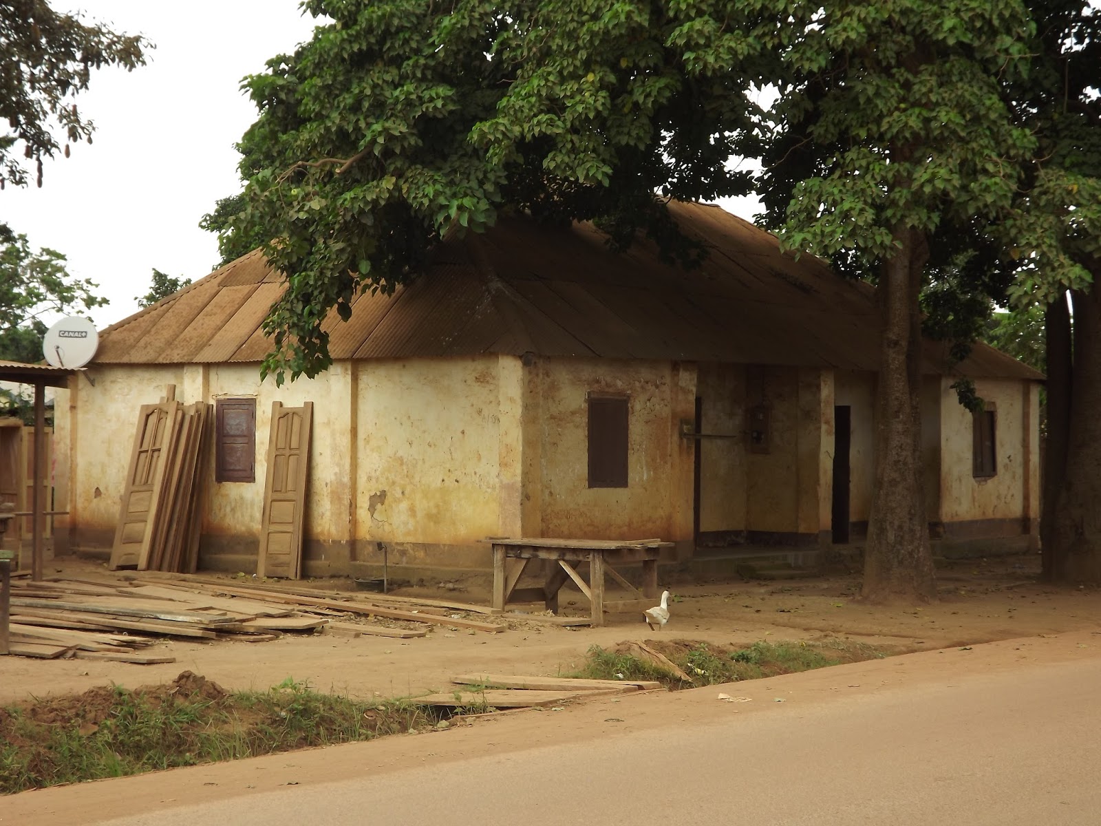 La magie de l'objectif: Le paysage architectural de la ville de Dolisie ...